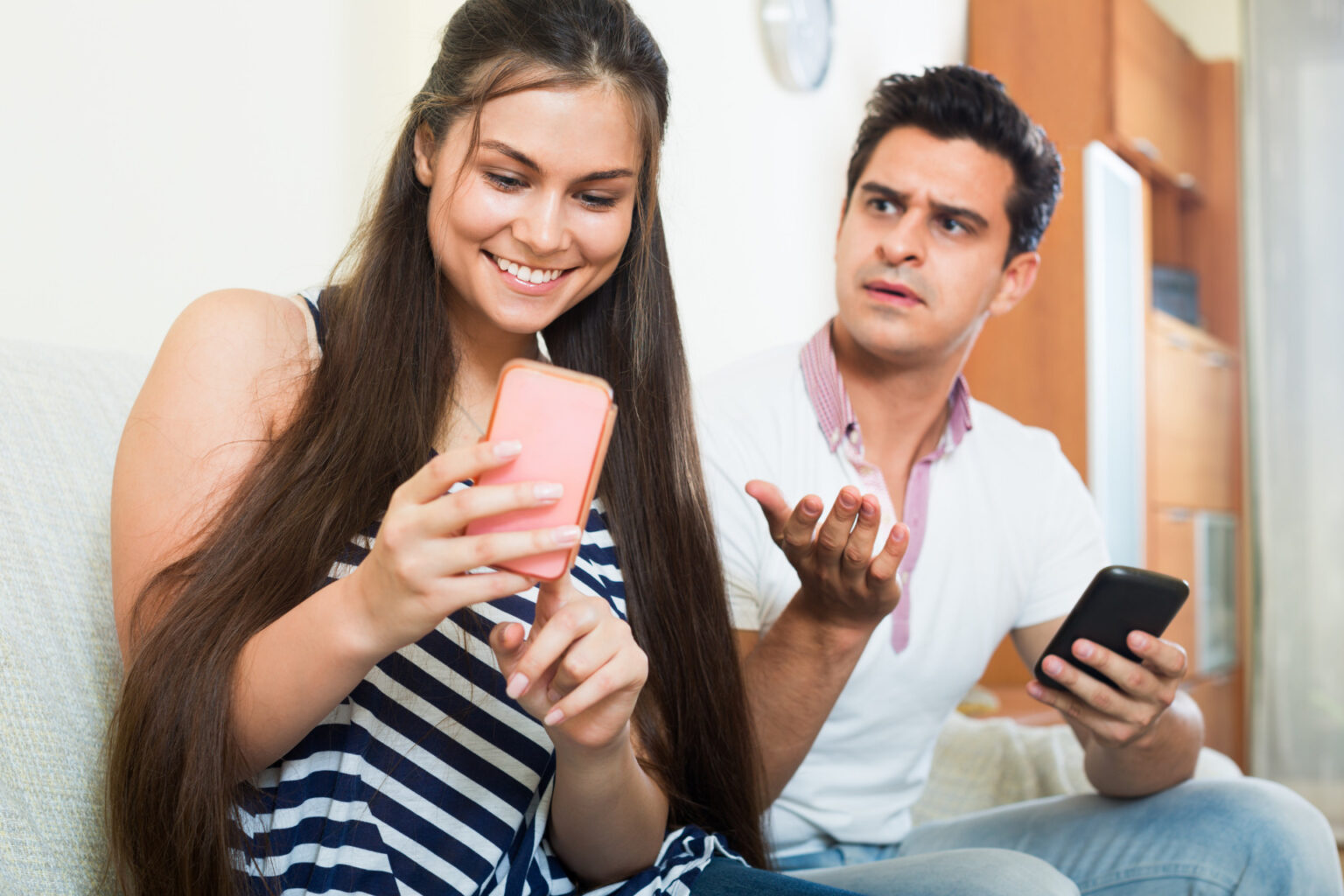 Was ist Phubbing? Phubben in Beziehung | Definition | Smartphone Sucht